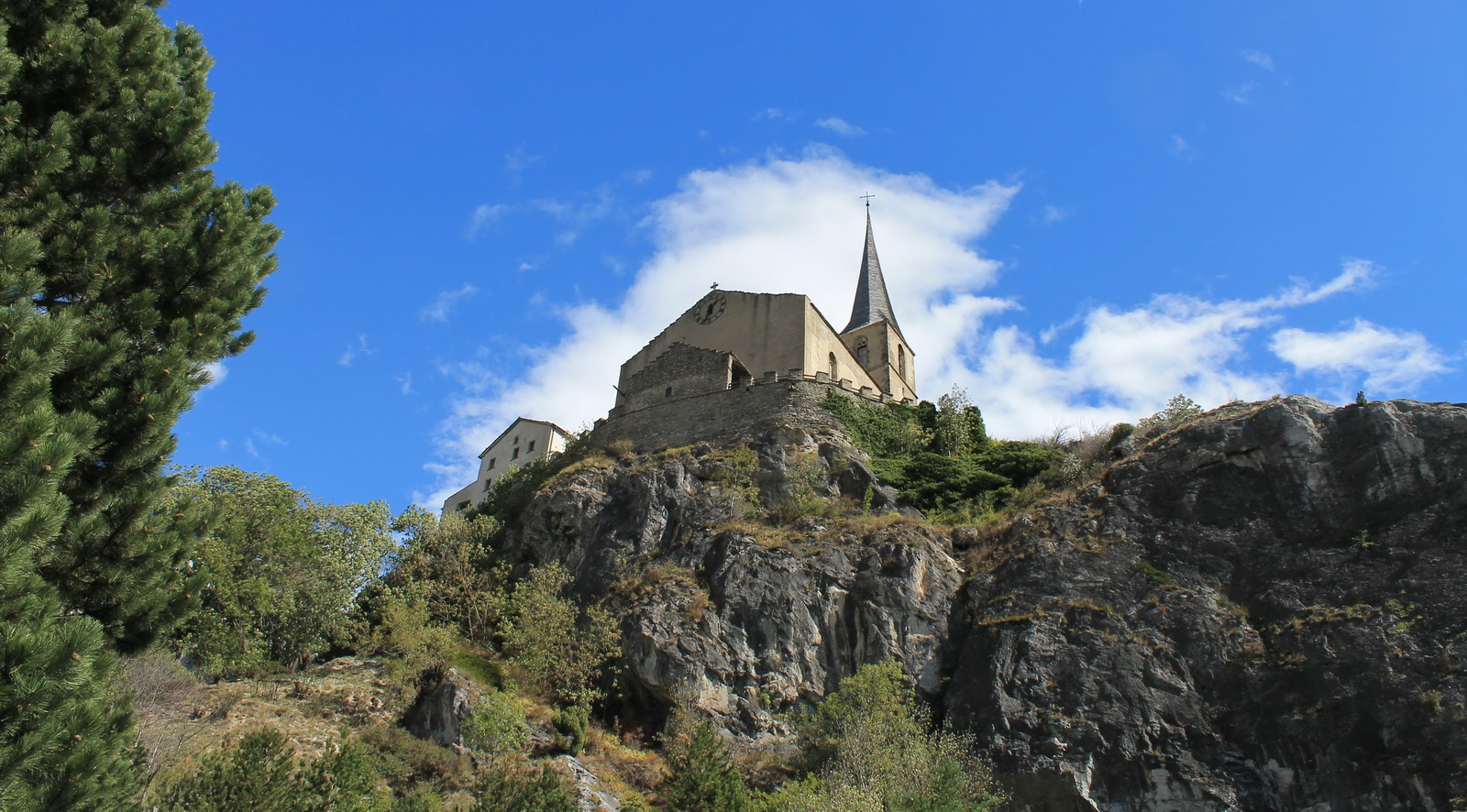 Raron (walliserdeutsch älter Arráru) französisch Rarogne) ist eine ...